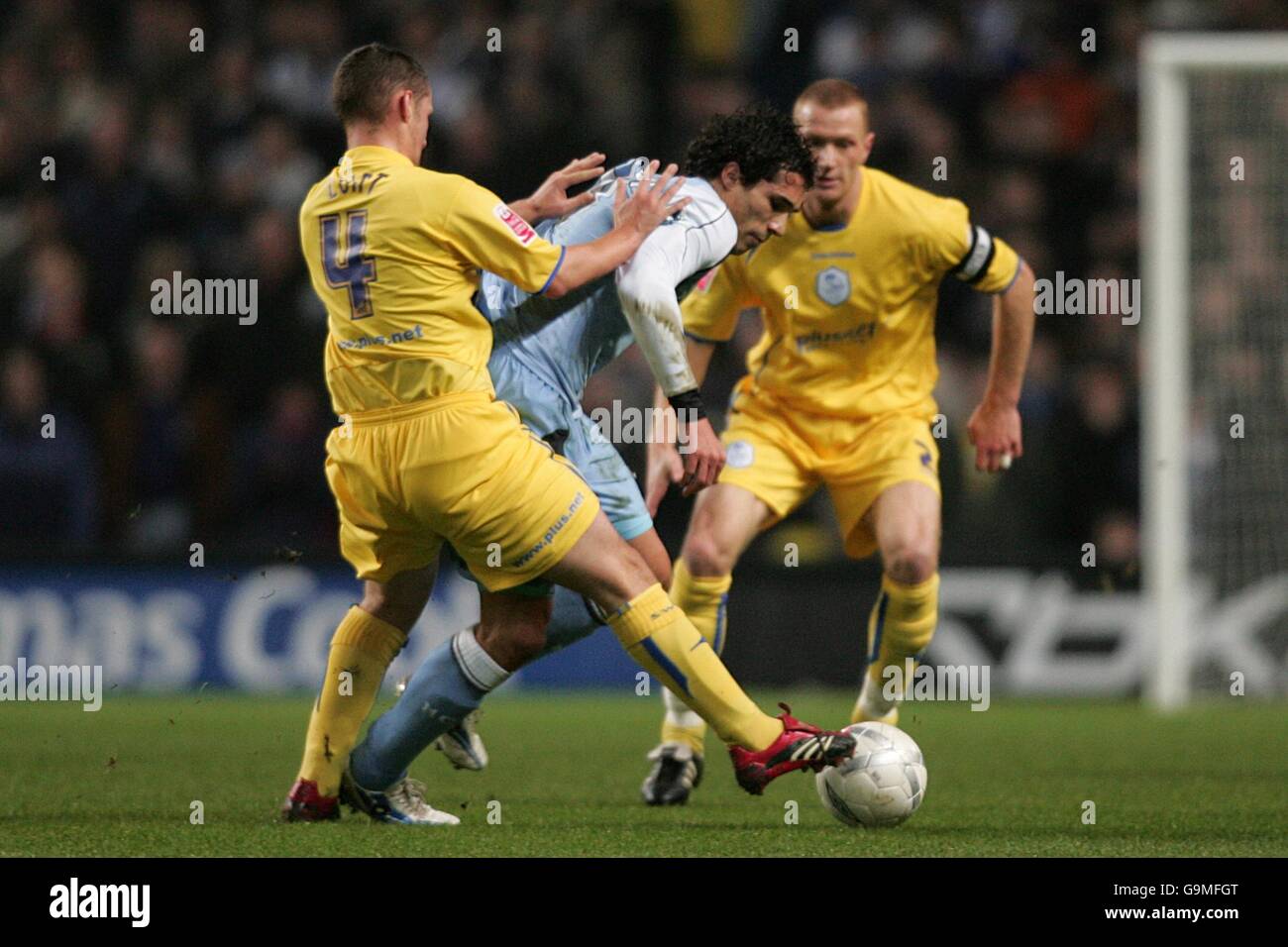 Le Bernardo Corradi (au centre) de Manchester City est sous pression ...