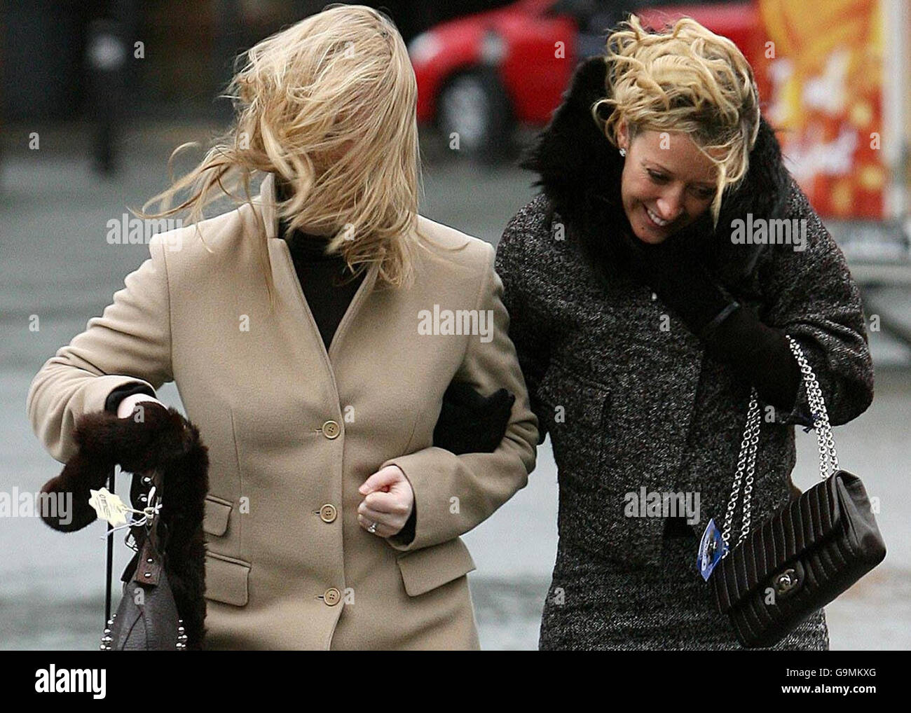 Gillian Walsh (à gauche), épouse de Ruby Walsh, et Chanelle McCoy ...