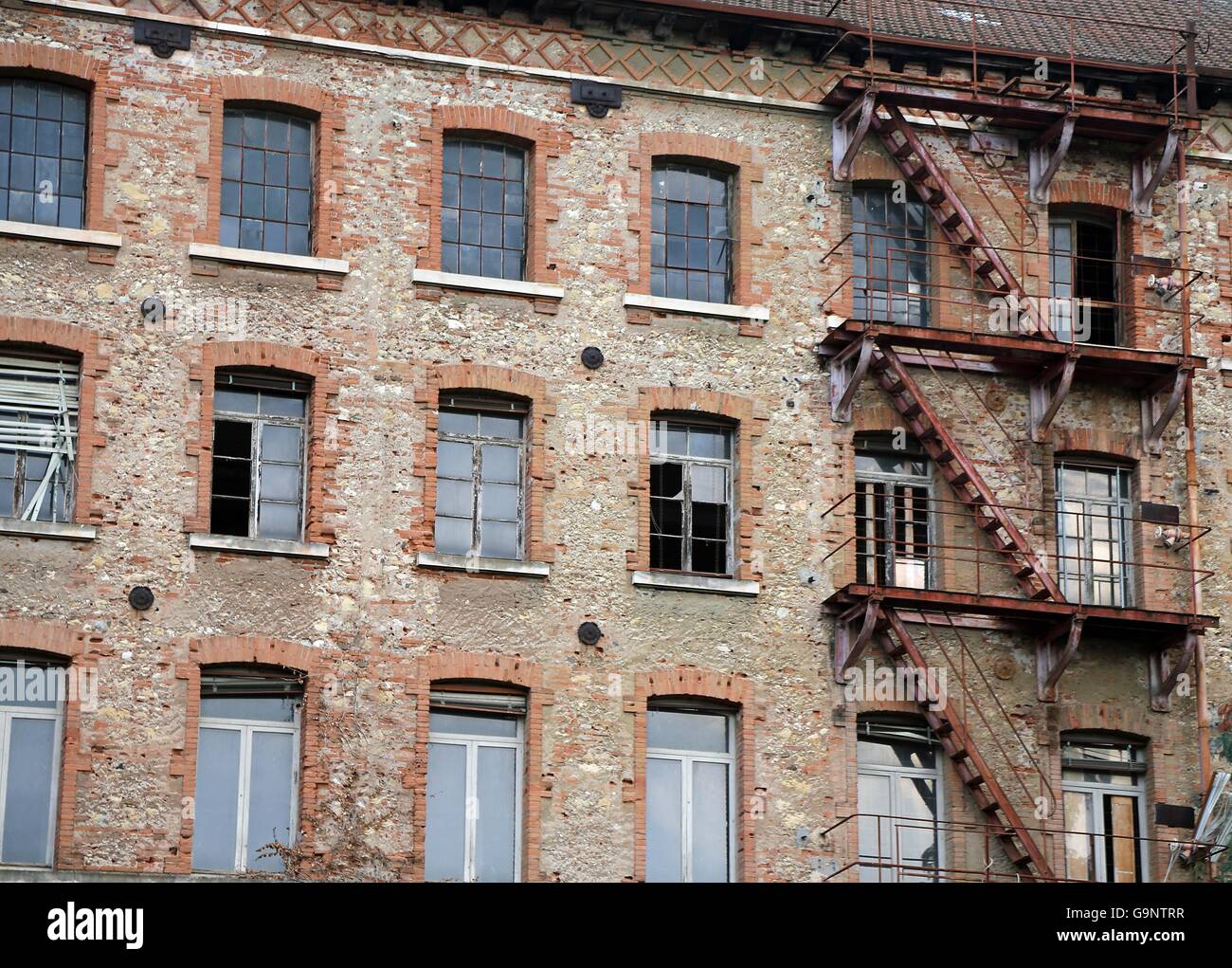 Ancien bâtiment industriel délabré Banque de photographies et d’images ...