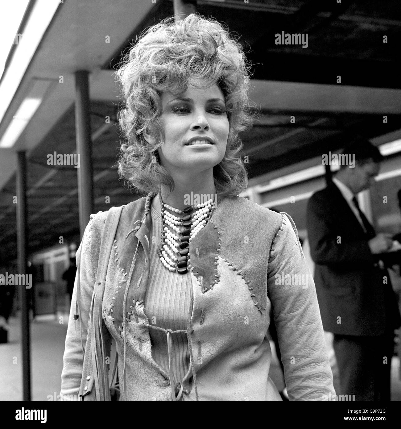 Avec son costume en cuir à perles et son collier en perles, l'actrice ...