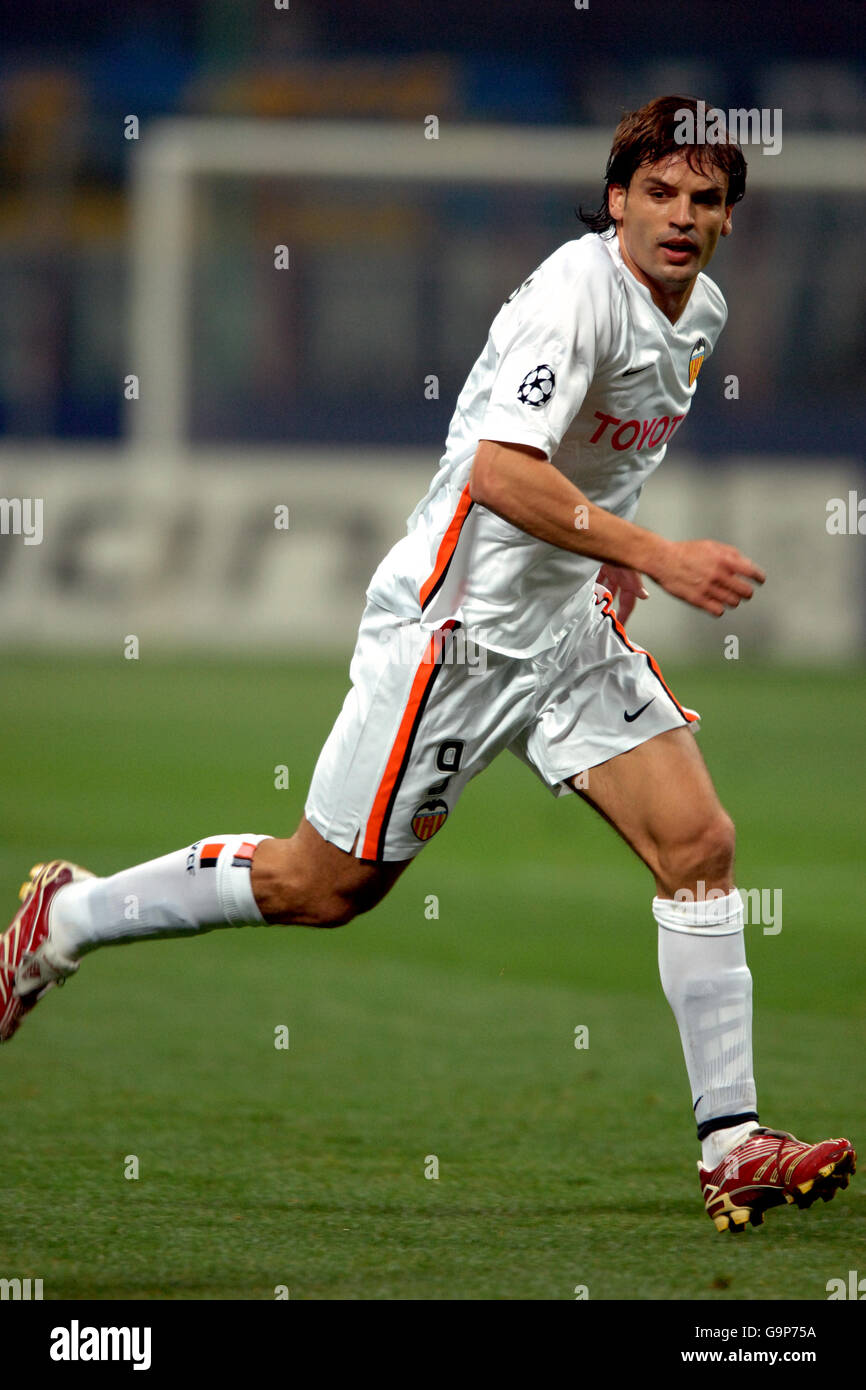 Fernando morientes valencia Banque de photographies et d’images à haute ...