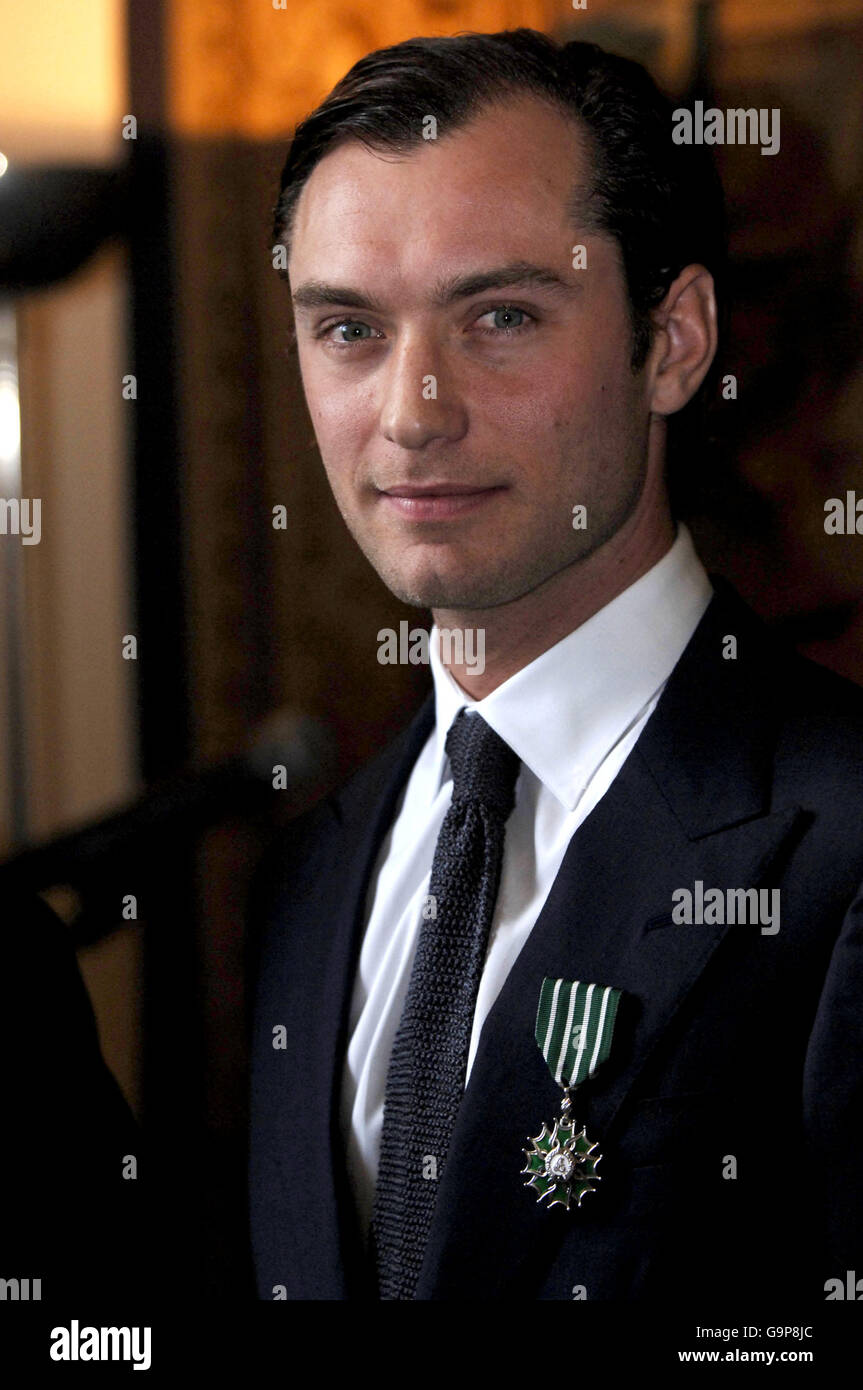 Avec le chevalier des arts et des lettres Banque de photographies et d ...