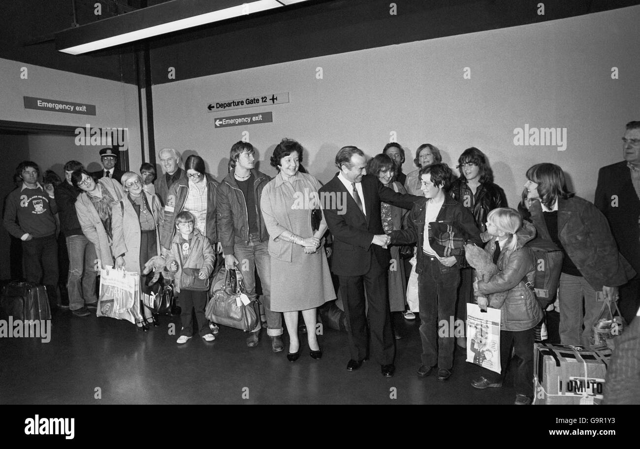 Le gouverneur des îles Falkland, Rex Hunt (au centre, en costume), avec ...
