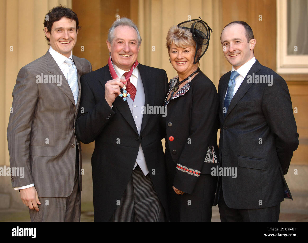 Avec sa femme maureen et son fils rhys Banque de photographies et d ...