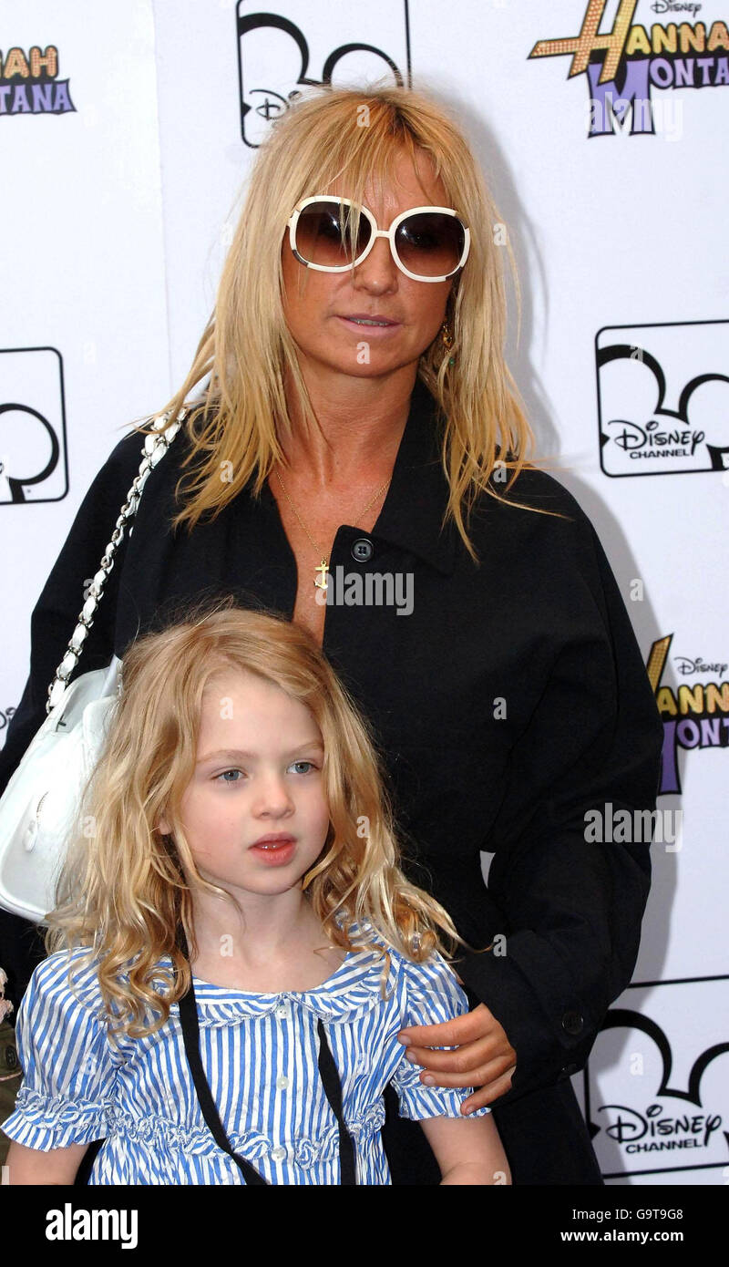 Meg Mathews et sa fille Anais arrivent pour le premier concert ...