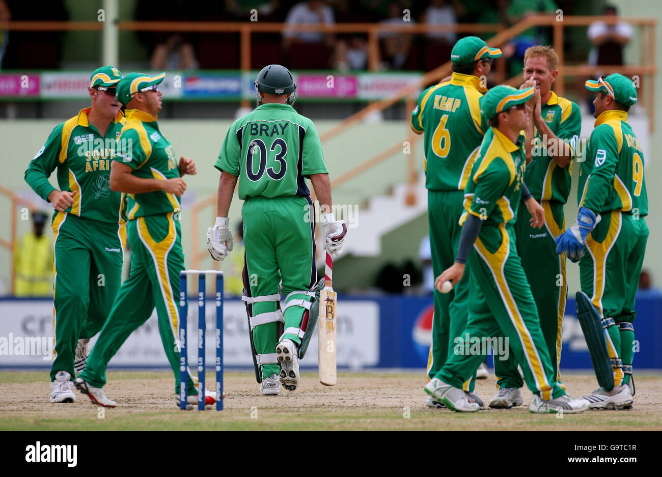 Jeremy Bray, batteur irlandais, quitte le terrain après avoir perdu son ...