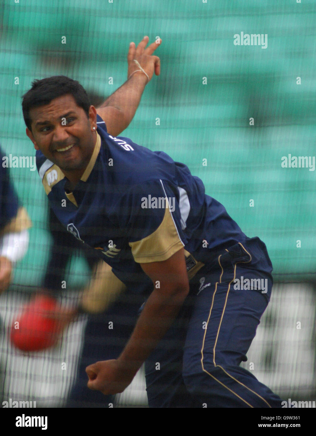 Surreys nayan doshi dans les filets avant le match contre le hampshire ...