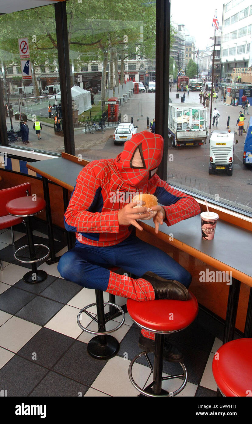 Costumes de spiderman pleine longueur mangeant un hamburger mangsb ...