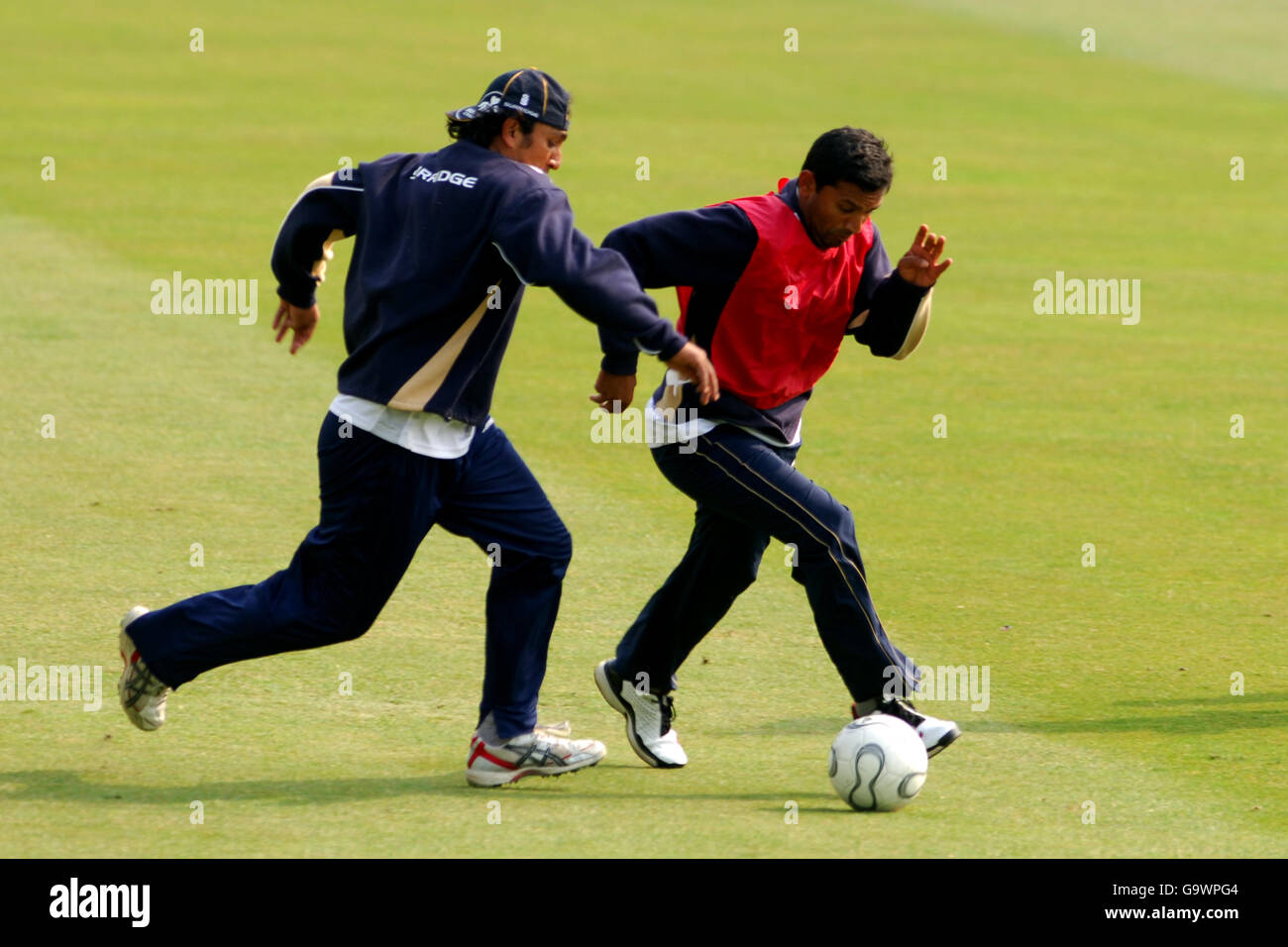 Surreys azhar mahmood et nayan doshi se battent pour le ballon Banque ...