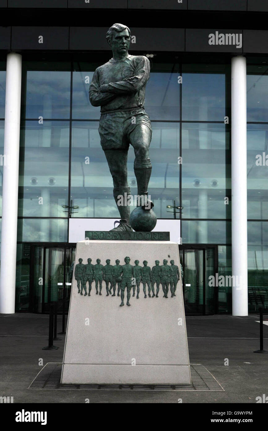 Une statue du héros de la coupe du monde Bobby Moore au nouveau stade ...