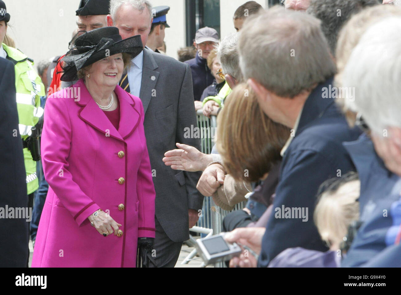 La baronne Thatcher assiste à une cérémonie où elle dévoilait une arche ...