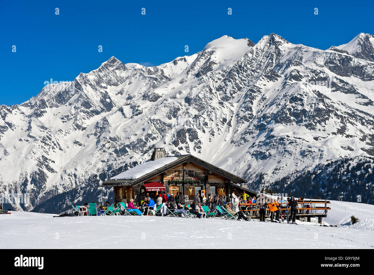Refuge de montagne sur pente, massif du Mont Blanc derrière, Les ...