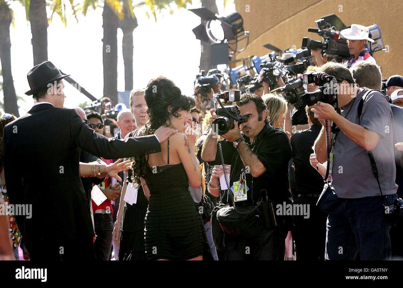 Amy Winehouse et son mari Blake Fielder-civil arrivent pour les prix ...