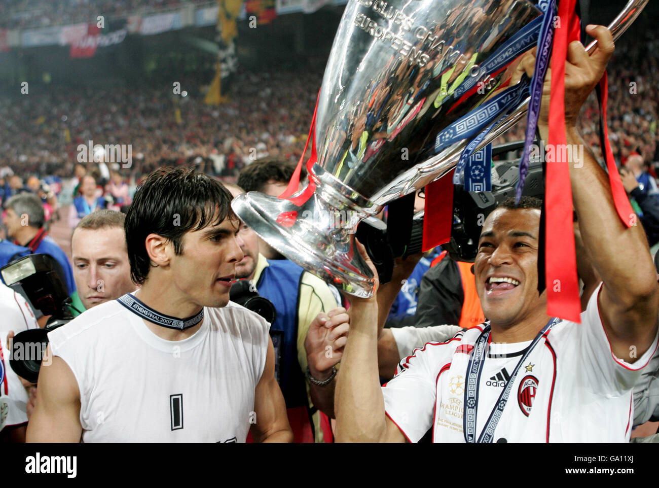 Cafu ac milan celebrate Banque de photographies et d’images à haute ...