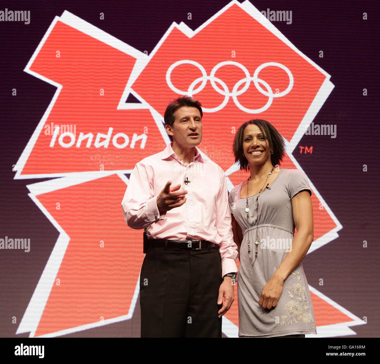 Lord Seb COE et Dame Kelly Holmes dévoilent le nouveau logo des Jeux ...