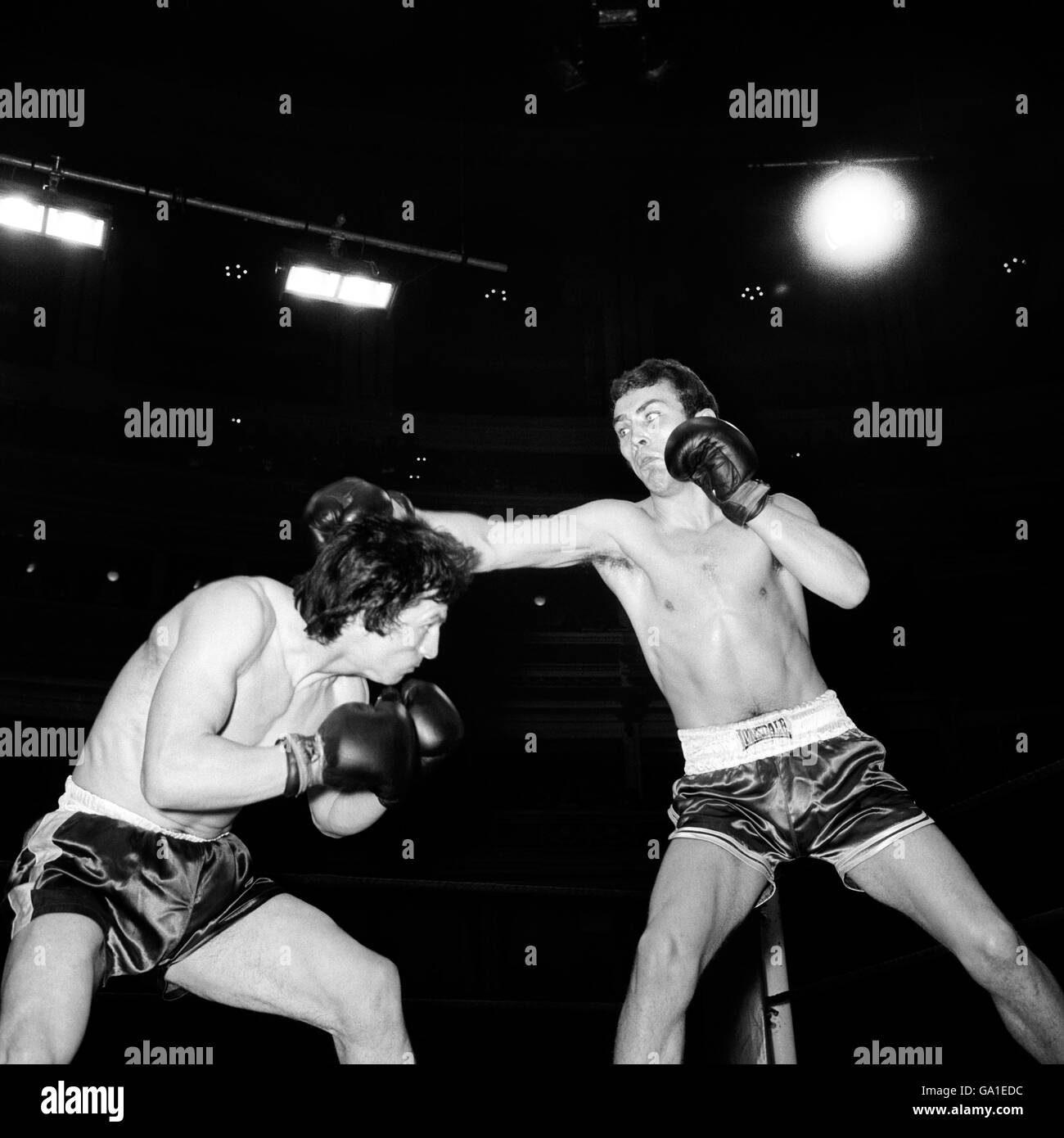 - Boxe combat poids moyens - Tony Byrne v Alan Minter - Royal Albert ...