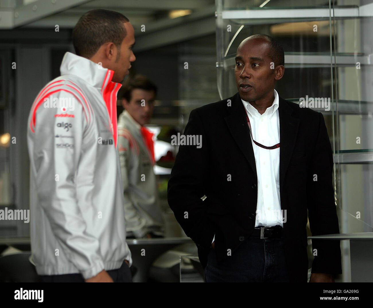 Lewis Hamilton (à gauche) parle avec son père Anthony Hamilton dans le ...