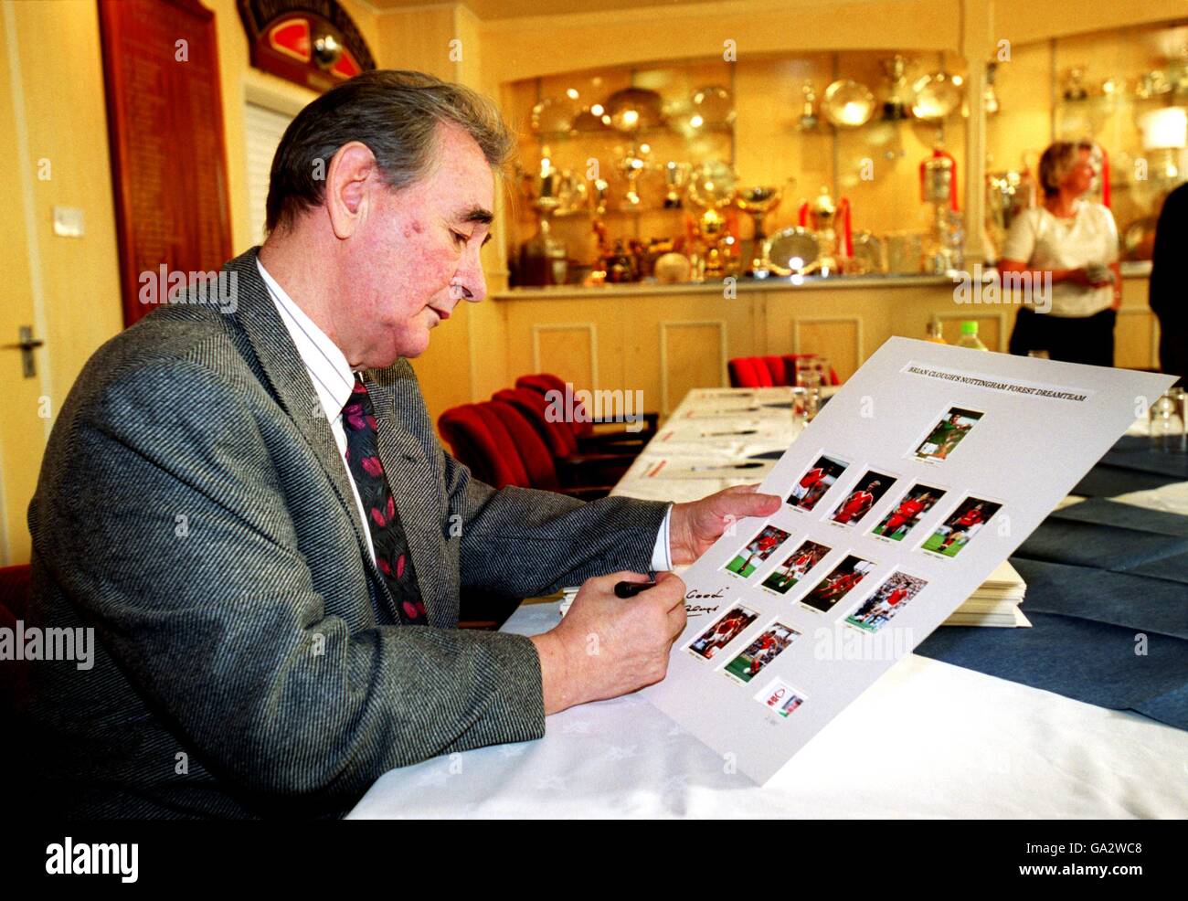 Brian Clough, ancien directeur de la forêt de Nottingham, signe des ...