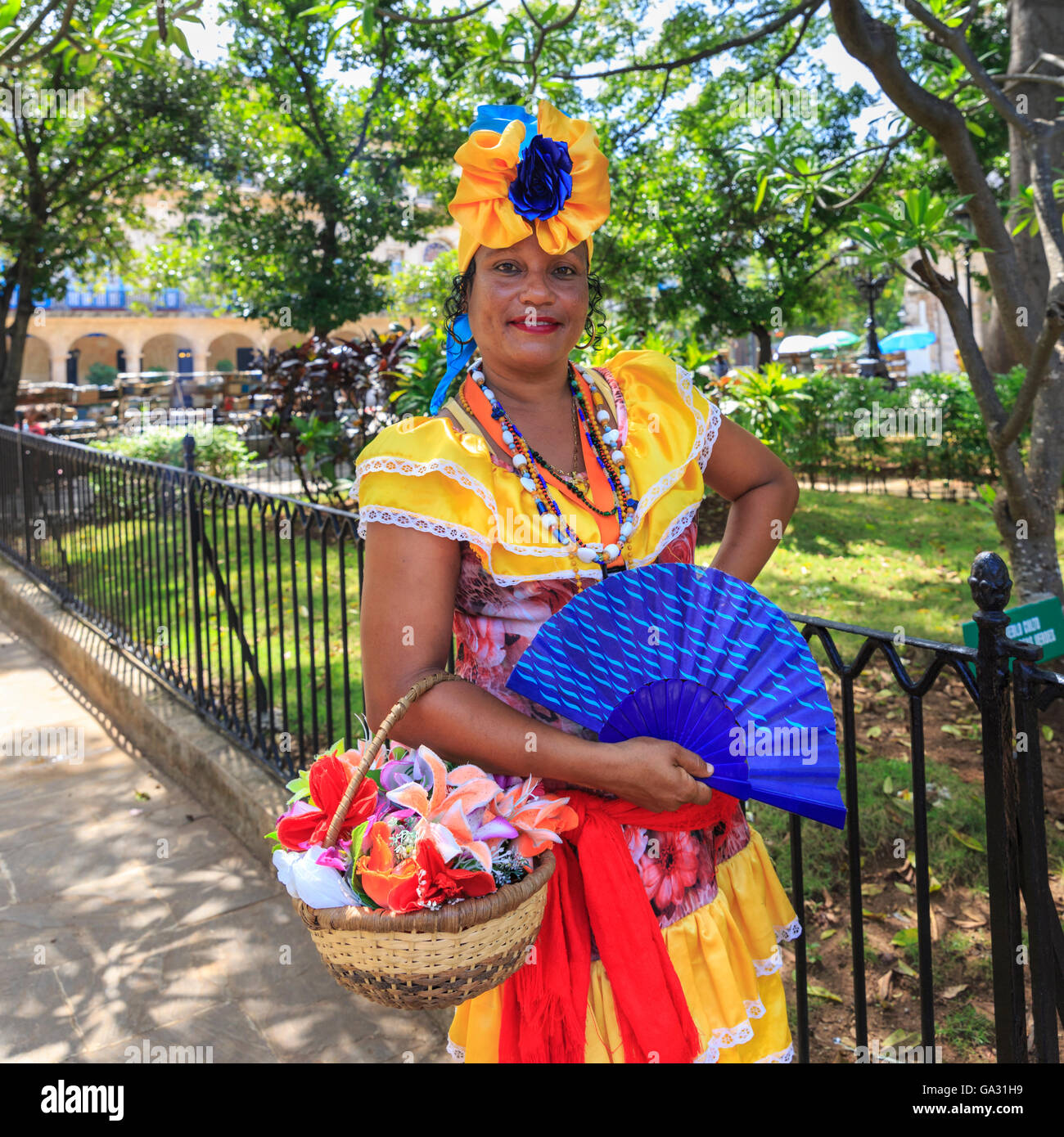 La femme cubaine en robe colorée pose à la Plaza de Armas, La Habana ...