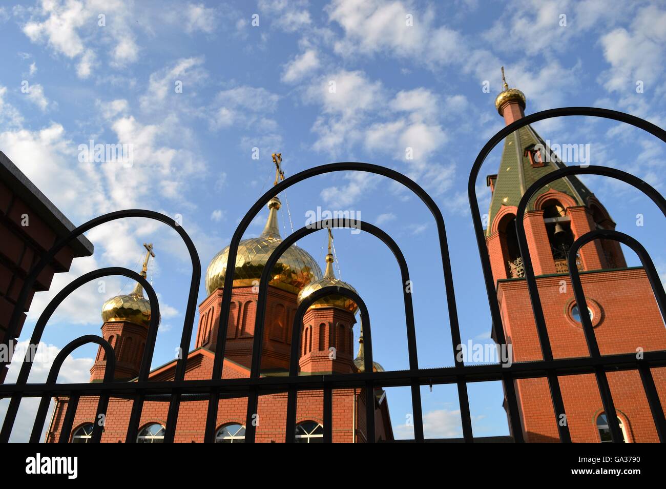 église de brique rouge Banque de photographies et d’images à haute ...