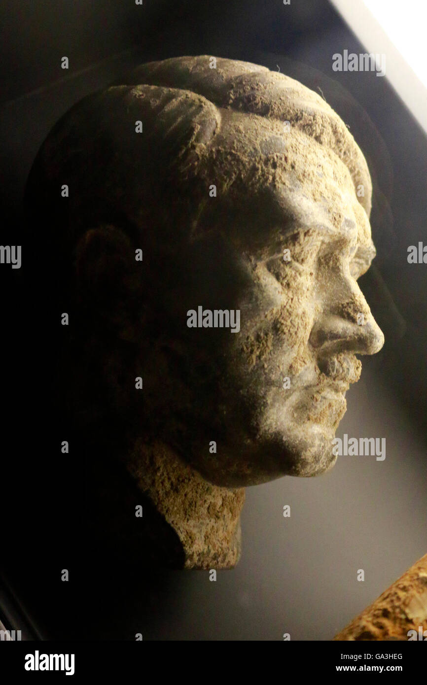 Hitler statue Banque de photographies et d’images à haute résolution ...