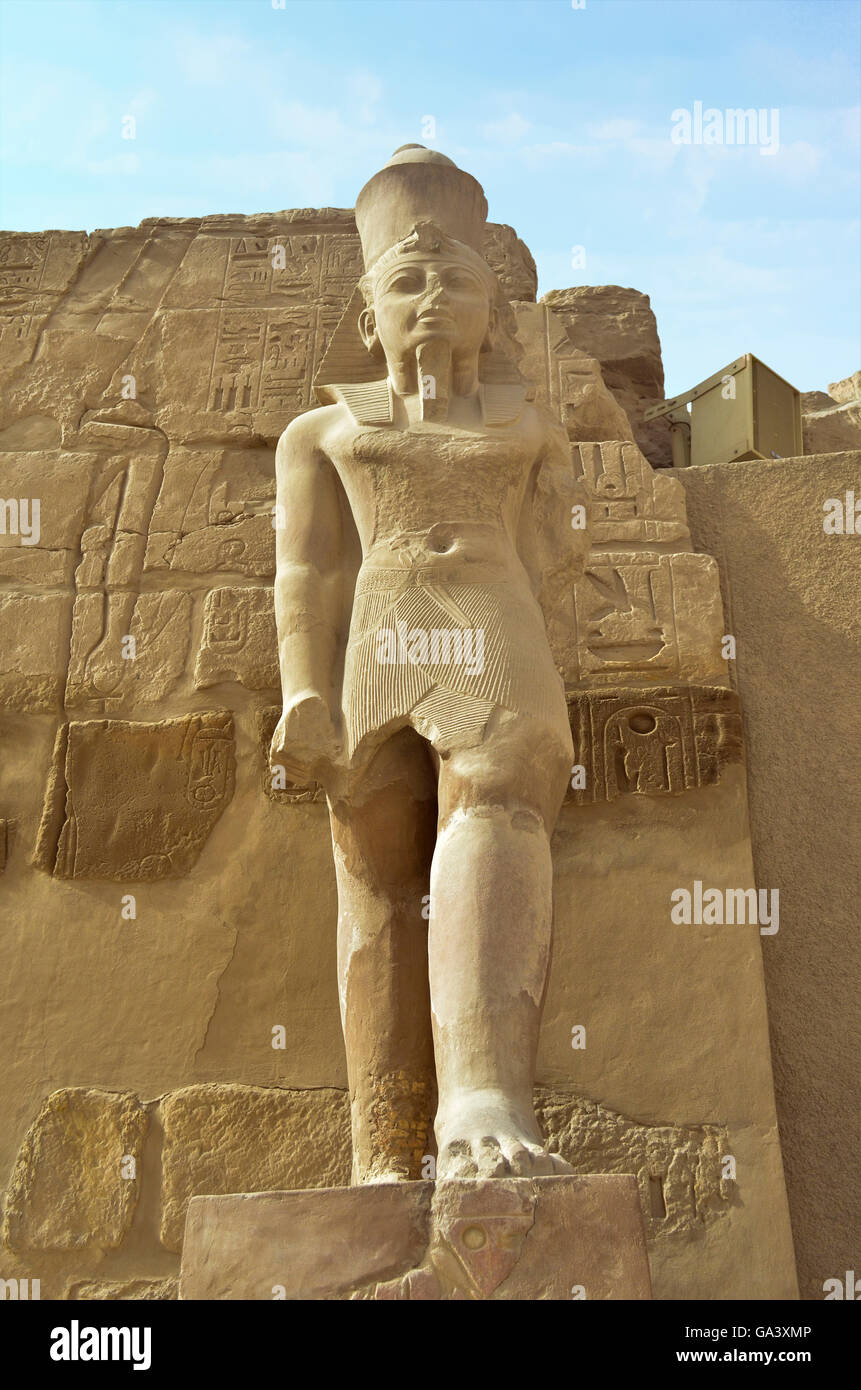 Statue de Pharaon dans la cour péristyle du Temple de Karnak Amon-Ra ...