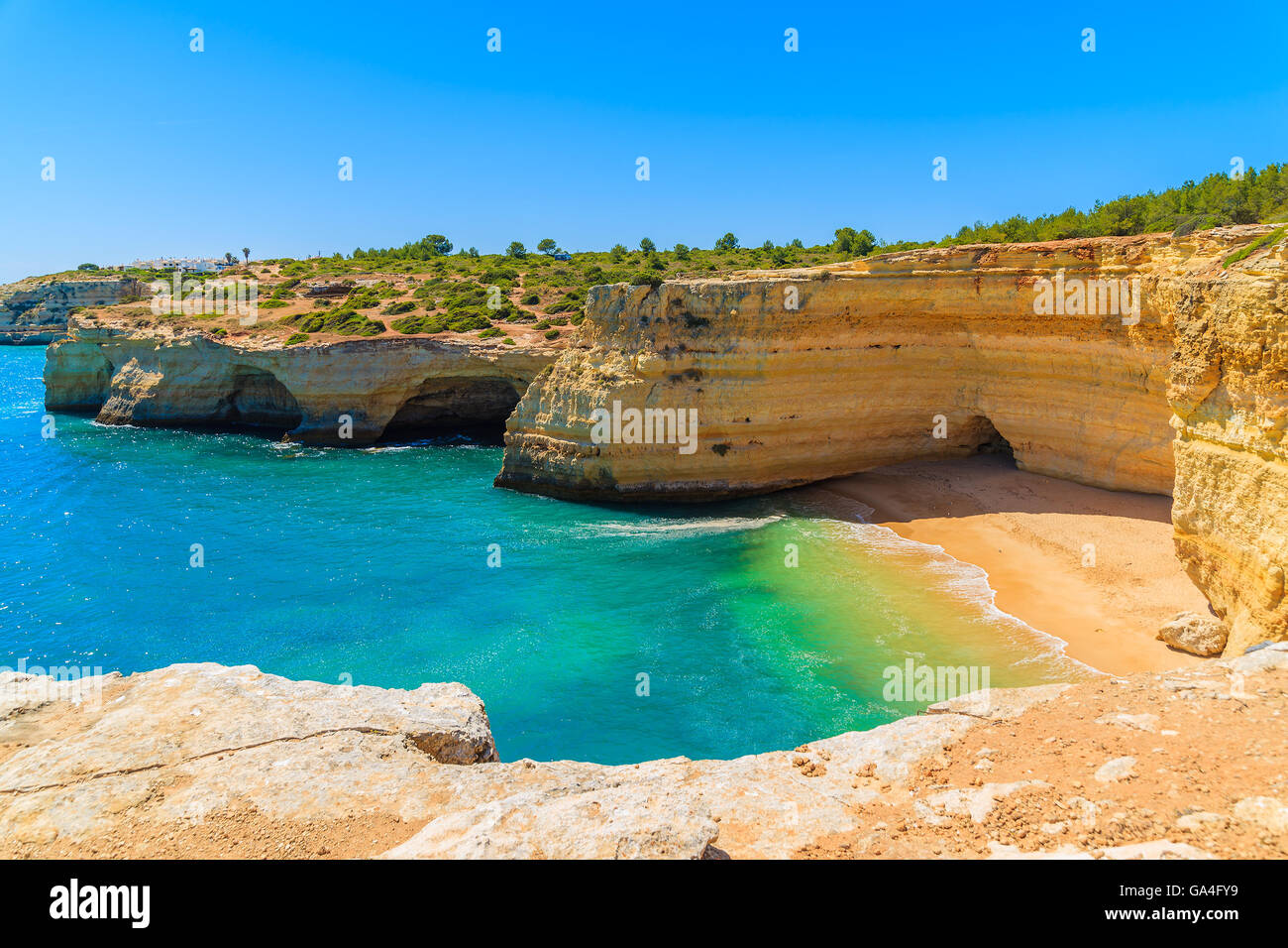 Plage de sable petite crique Banque de photographies et d’images à ...