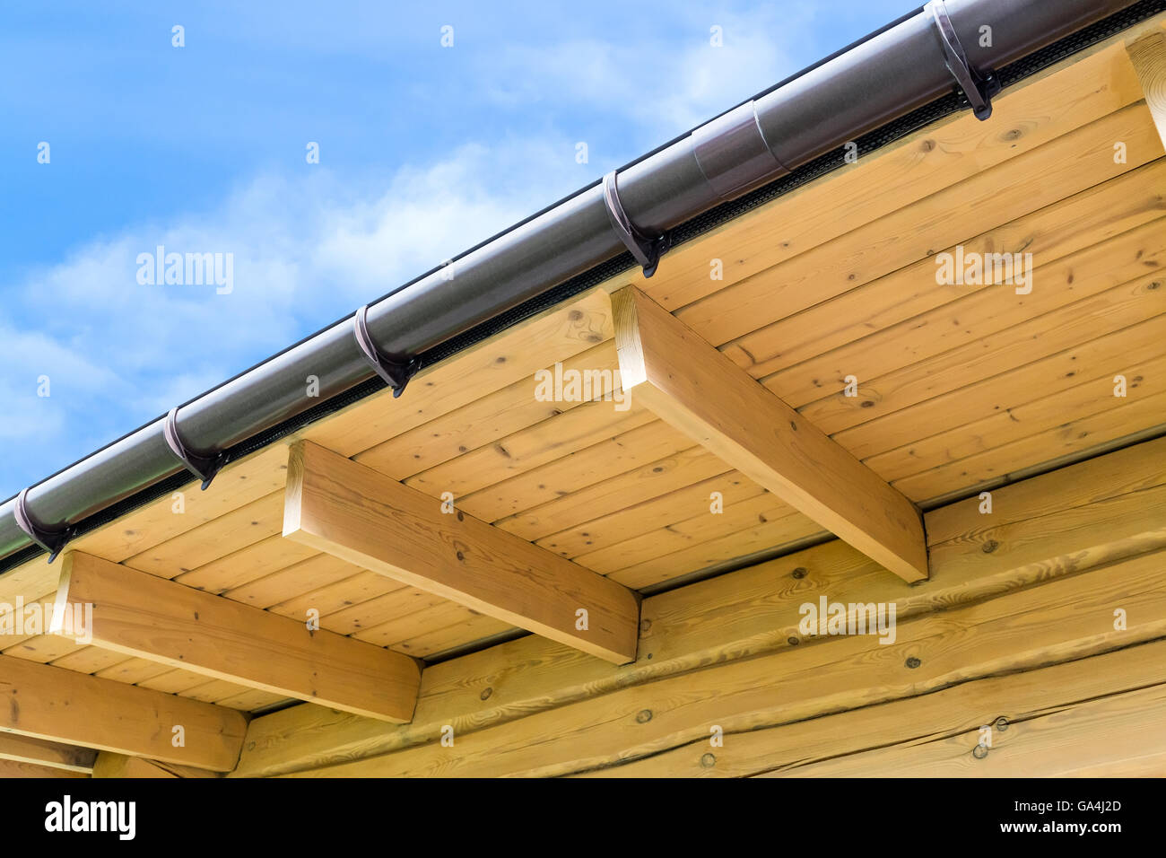 Structure du toit avec des poutres en bois dans un style traditionnel ...