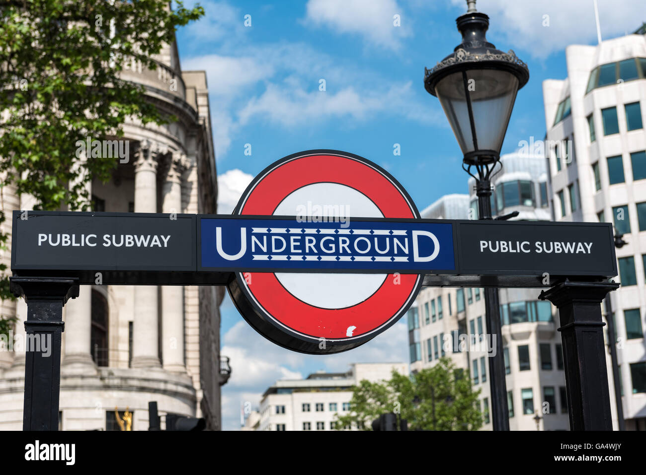 London Underground sign à Trafalgar Square, au-dessus de l'entrée de la ...