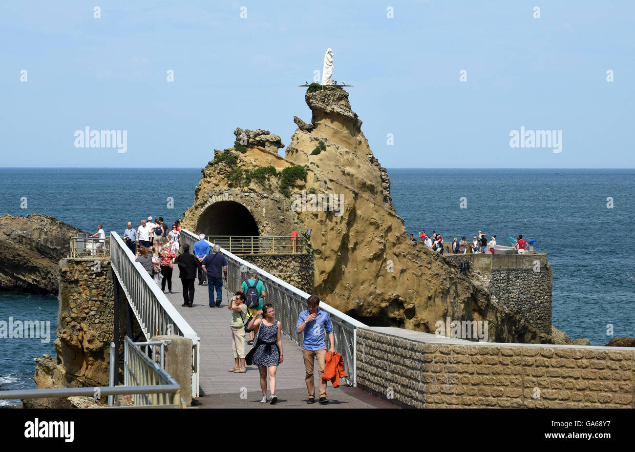 Le rocher de la Vierge ou le Rocher de la vierge et le pont Gustave Eiffel à Biarritz France ...