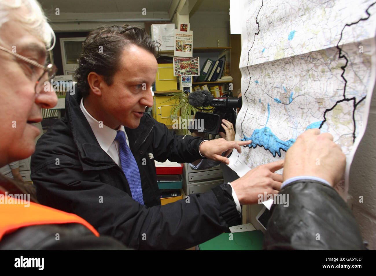 Le chef du Parti conservateur et le député de Witney, David Cameron ...
