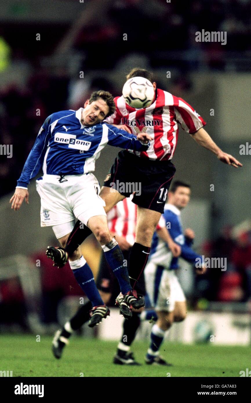 Joe Max-Moore d'Everton et Darren Williams (r) de Sunderland s ...