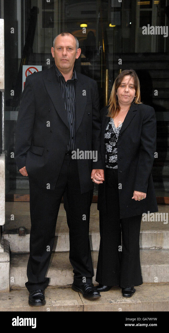Le garde-train Paul Yarwood, avec sa femme Maria, devant le tribunal de ...