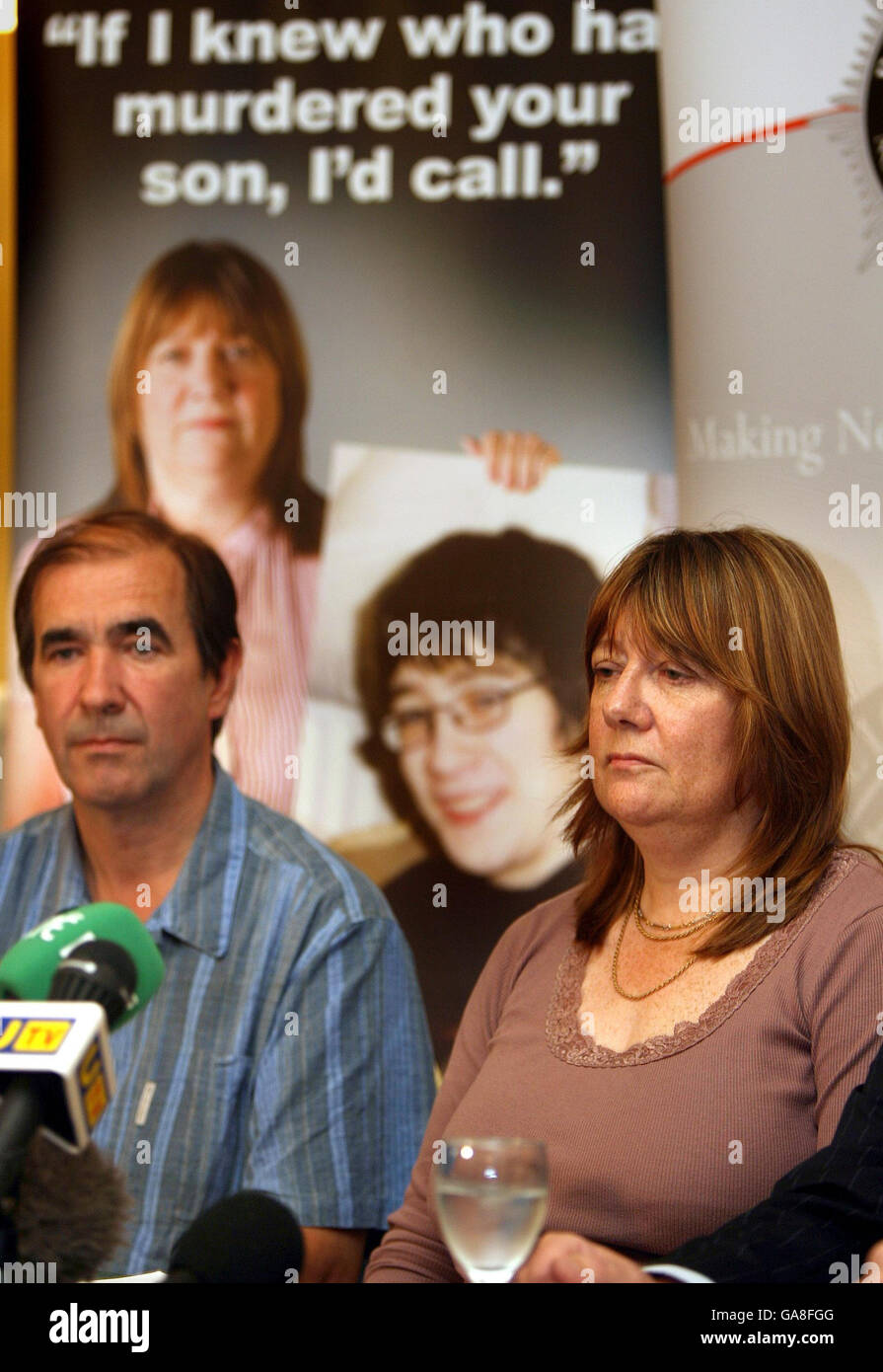 Penny Holloway et son mari Jim Devlin, parents d'un élève assassiné ...