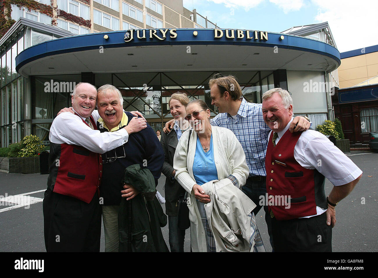 Les membres du personnel de l'hôtel Jurys Paul Doogan, à gauche, et ...