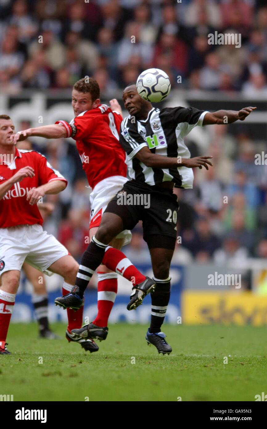 Lomana Lualua, de Newcastle United, lutte pour la balle dans le Air ...