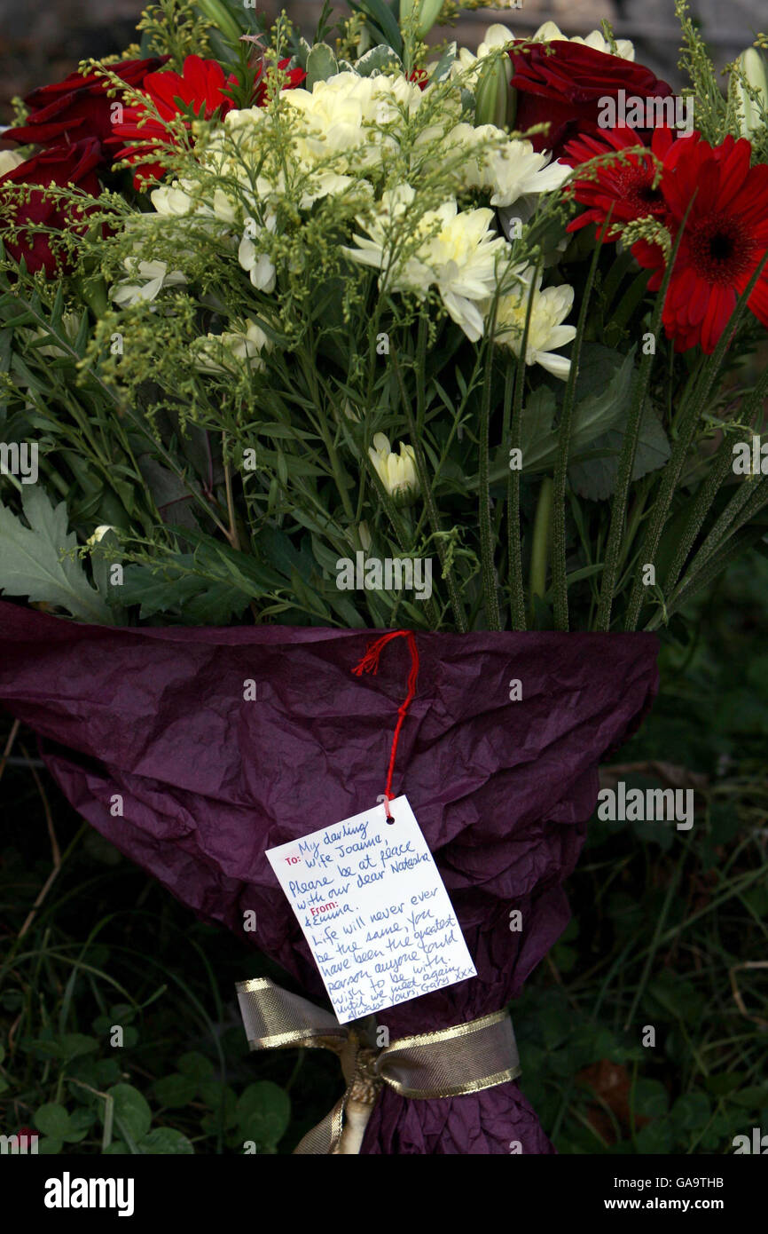 Un hommage floral est laissé par le père et le mari Gary Coombs, en ...