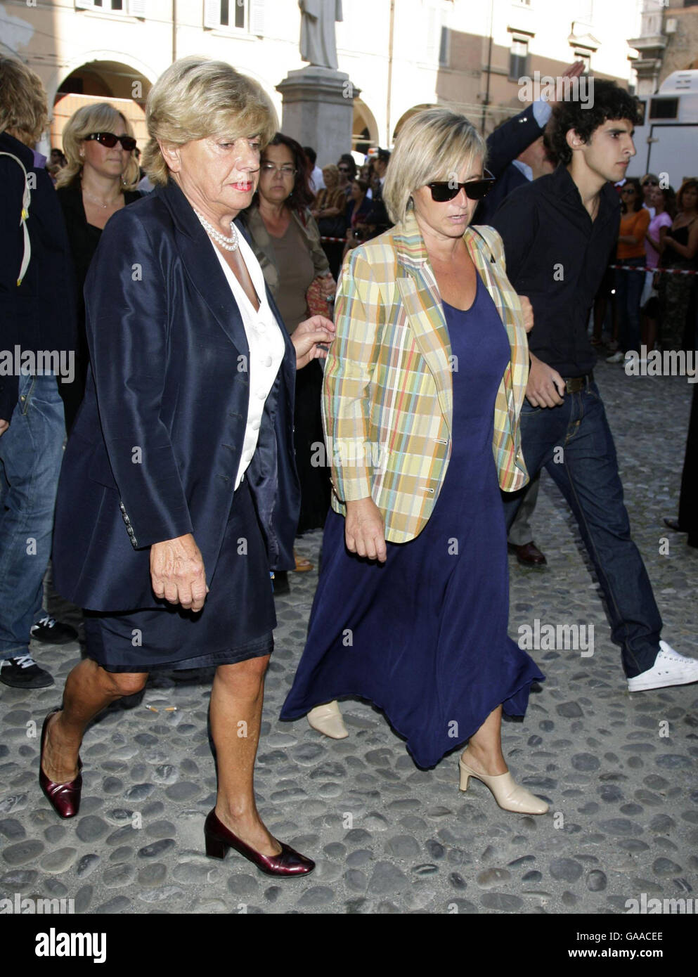 La première femme de Luciano Pavarotti, Adua Veroni (à gauche) devant ...