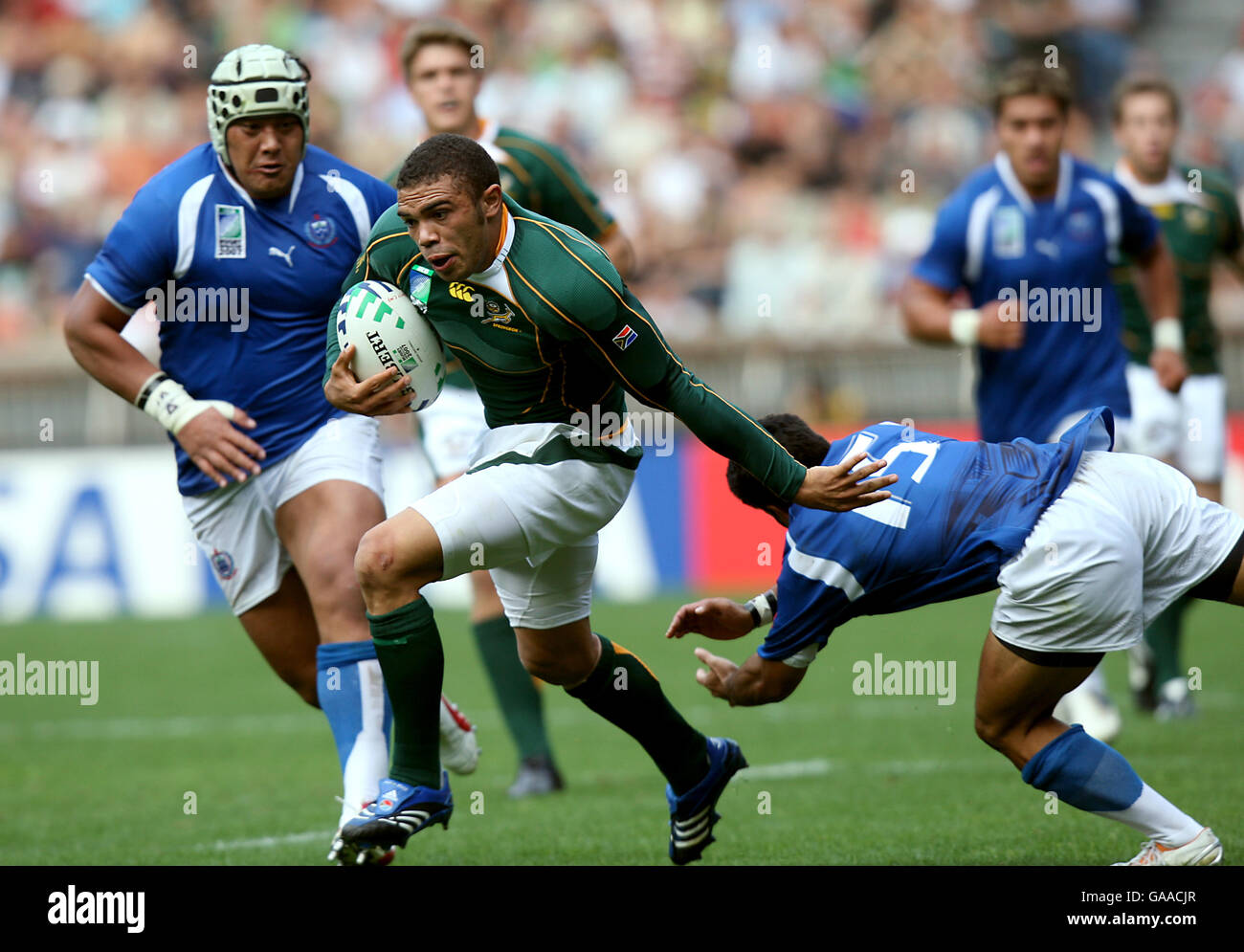Bryan Habana, d'Afrique du Sud, bat le défi de David Lemi, de Samoa ...