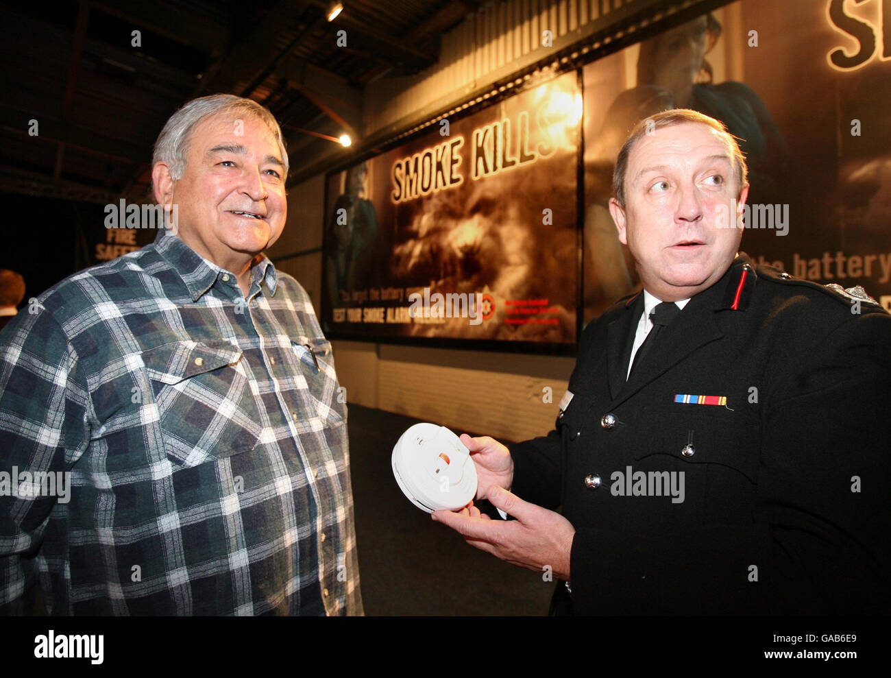 Peter Craig (à droite), chef adjoint des pompiers, et Gerry de Jager ...