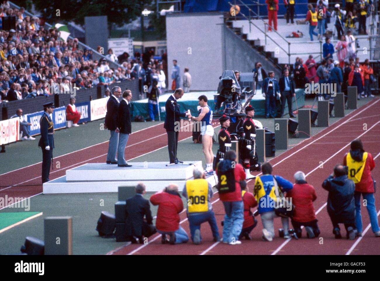 Le sprinter écossais Alan Wells, qui a dirigé la dernière jambe, remet ...
