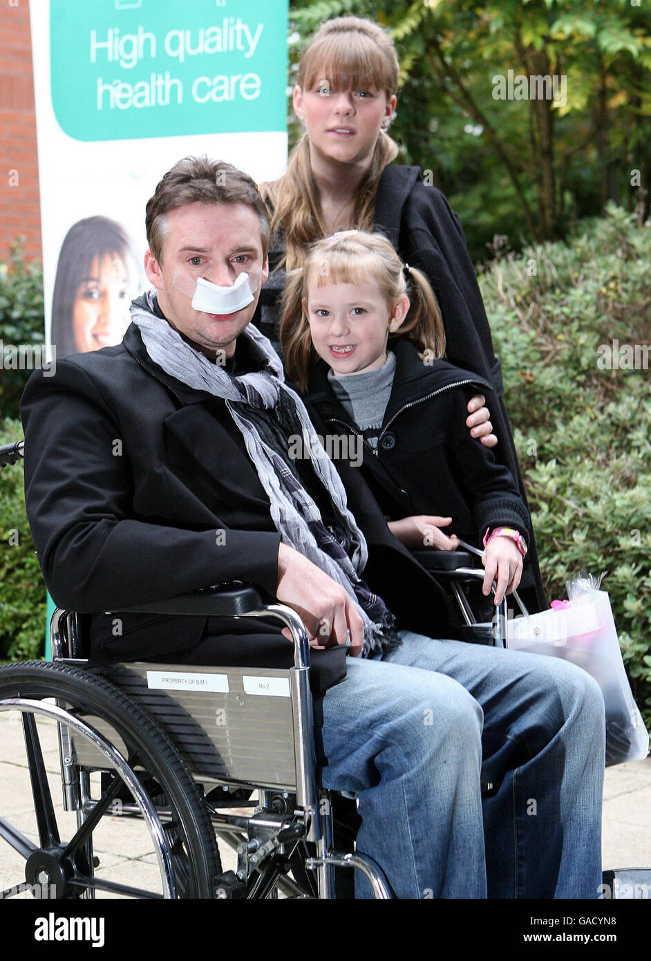 Le chanteur d'opéra russell watson pose avec ses filles hannah Banque ...