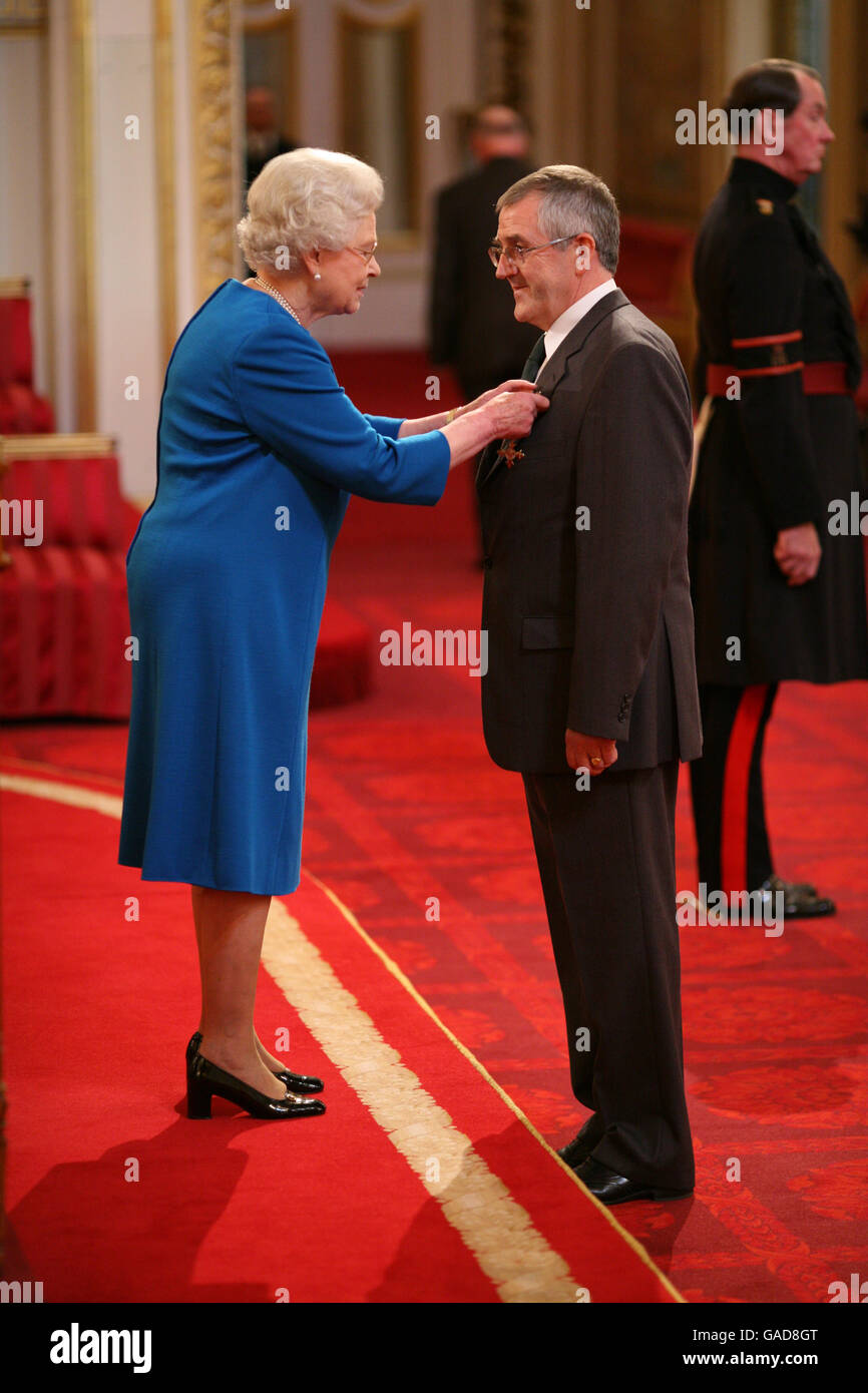 Dr david mckinlay clitheroe fait mbe par la reine buckingham palace ...