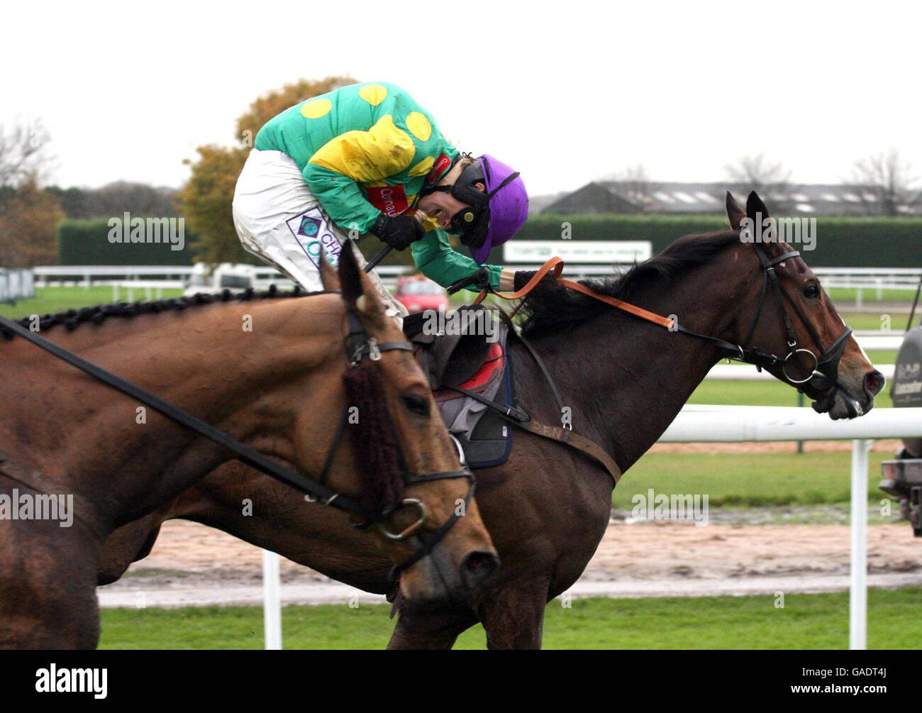 Courses hippiques - Hippodrome de Haydock Park.Sam Thomas célèbre après ...
