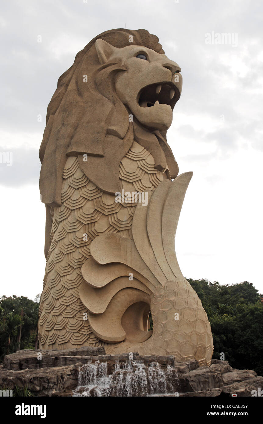 Le célèbre Merlion, demi-lion et demi-poisson, se trouve à Marina Bay ...