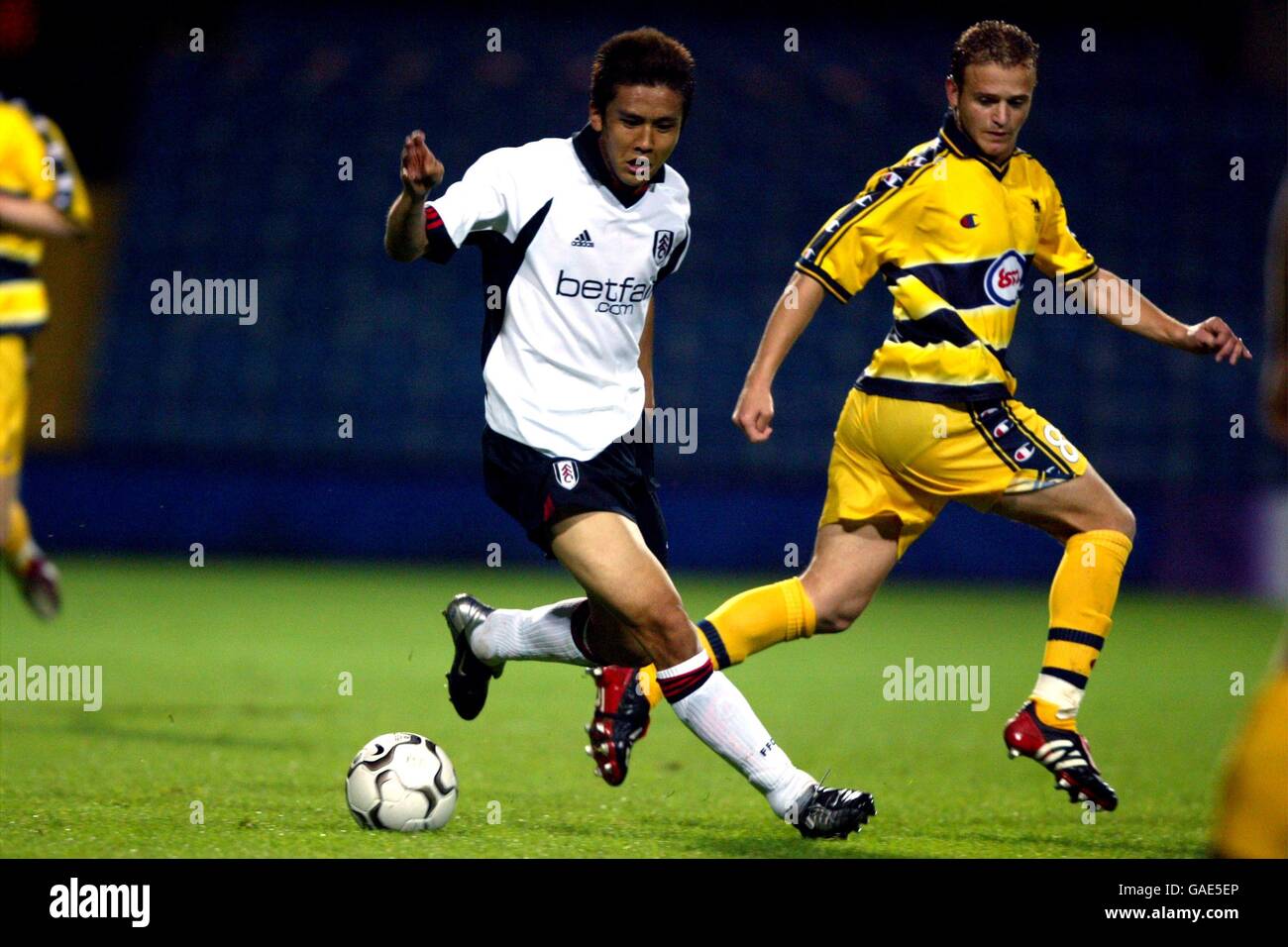 Fulhams junichi inamoto batailles avec sochauxs fabien boudarene Banque ...