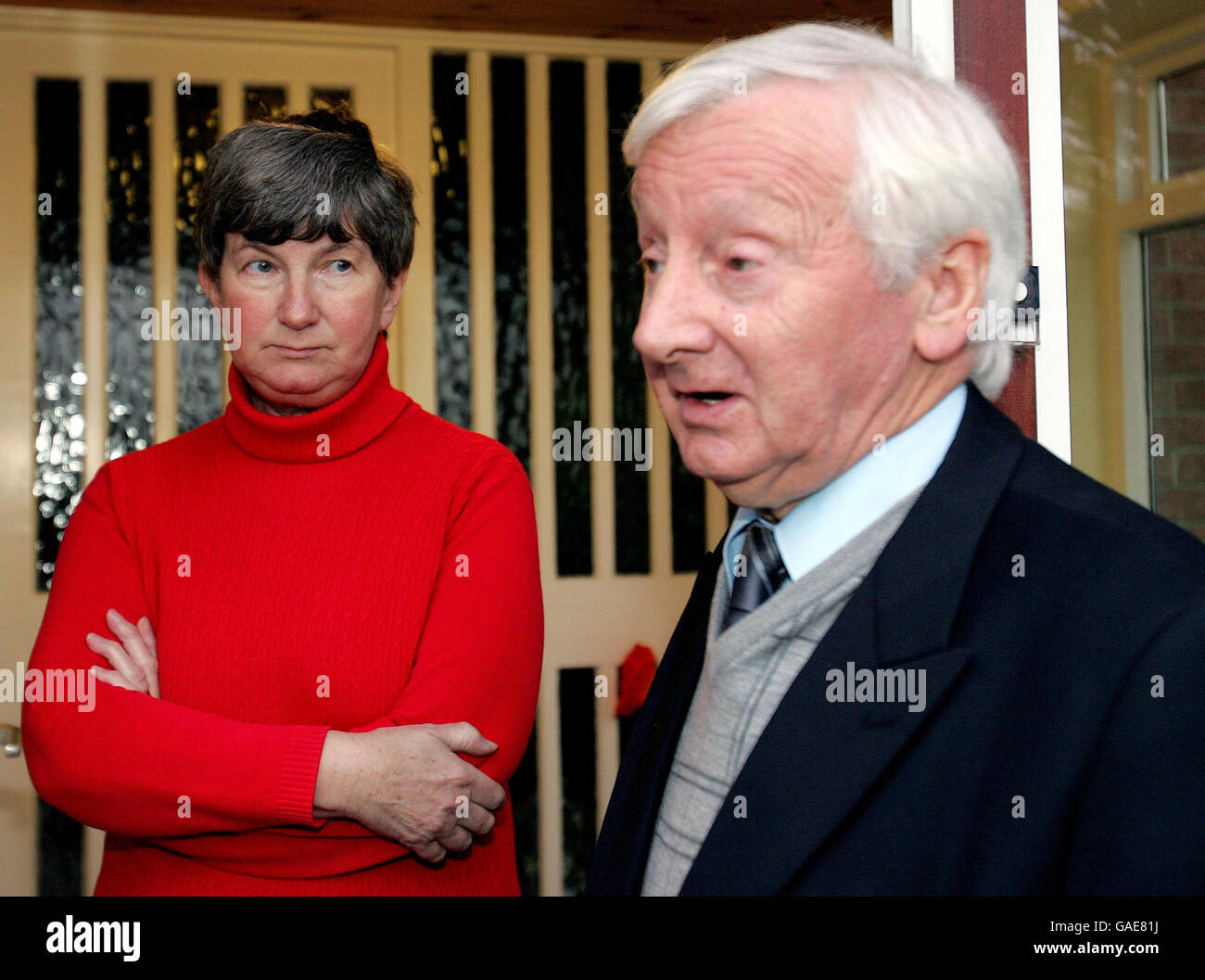 Devant leur maison dans le domaine exclusif de darras hall Banque de ...