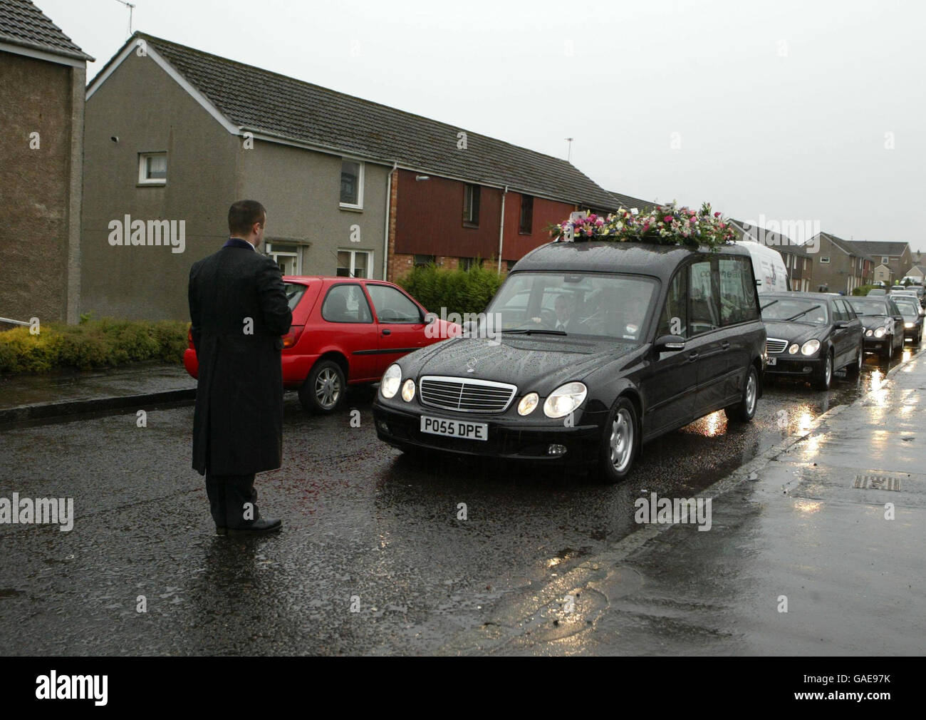 La corbillard portant le cercueil de la jeune fille assassinée Vicky ...