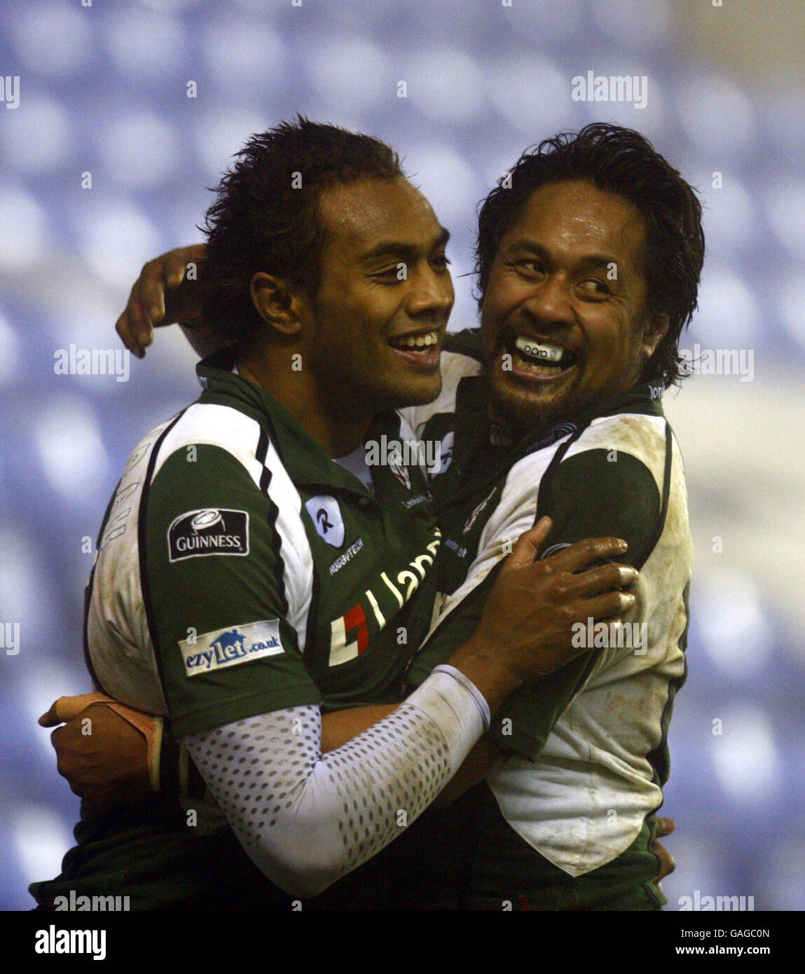 Sailosi Tagicakibau (à gauche) célèbre la victoire avec Seilala Mapusua ...