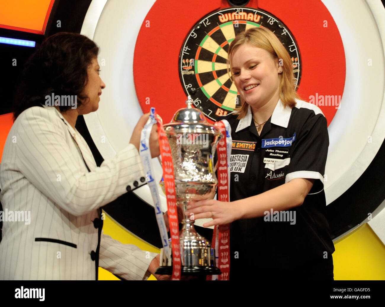 Anastasia Dobromyslova a reçu le trophée par Barbara Leitch, la ...